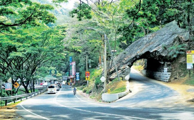 In the middle of the mountain gate - Kadugannawa. | SL Traveller